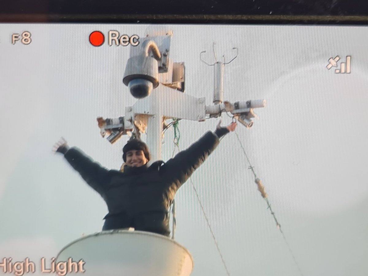 Protestors scale whaling ship masts - RÚV.is