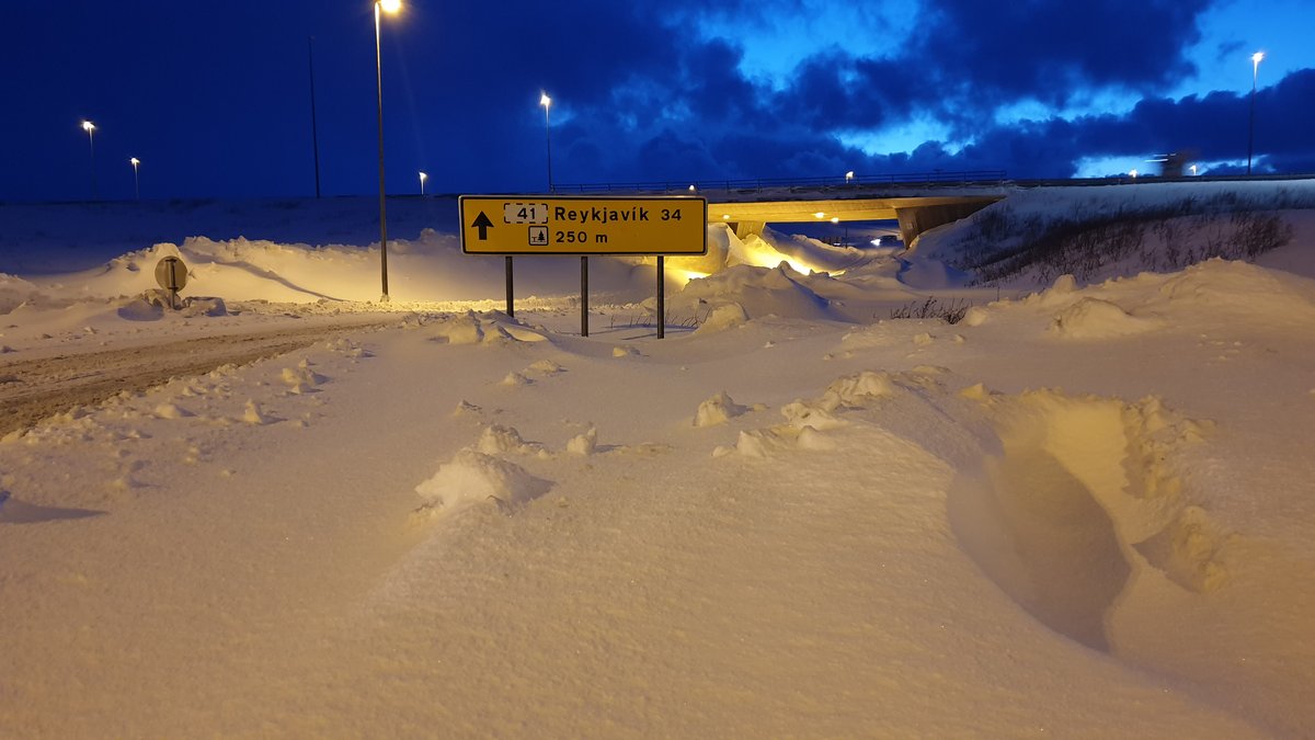 Deep snow all over the country, rescue teams at work - RÚV.is