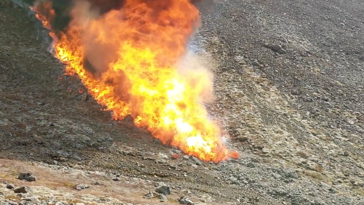 Lava tops barriers as small earthquake draws attention - RÚV.is