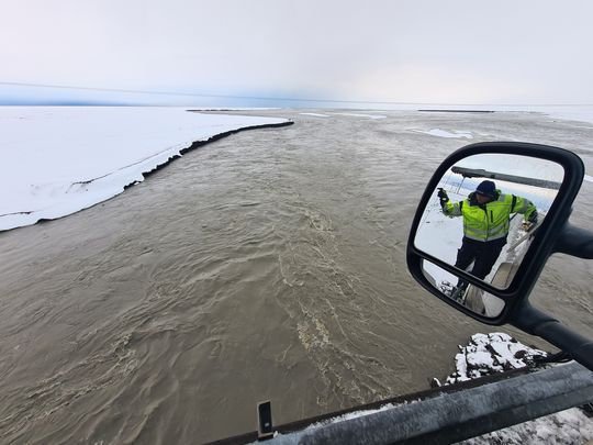 Ice dropping as waters rise - RÚV.is