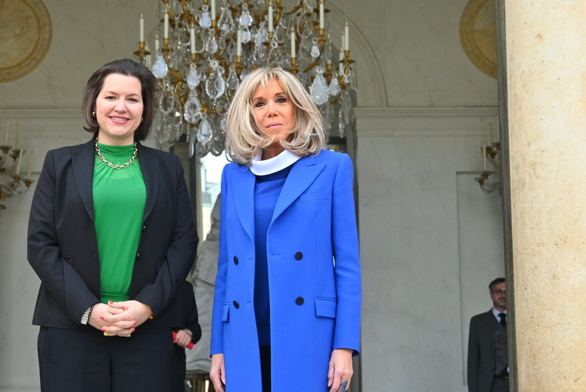 Hitti Brigitte Macron í forsetahöllinni í París - RÚV.is